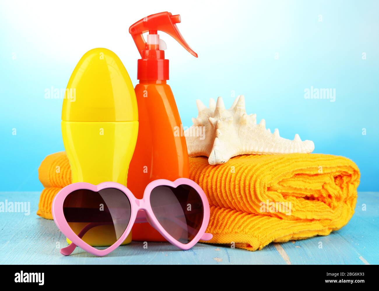 Beach items on beach background Stock Photo - Alamy