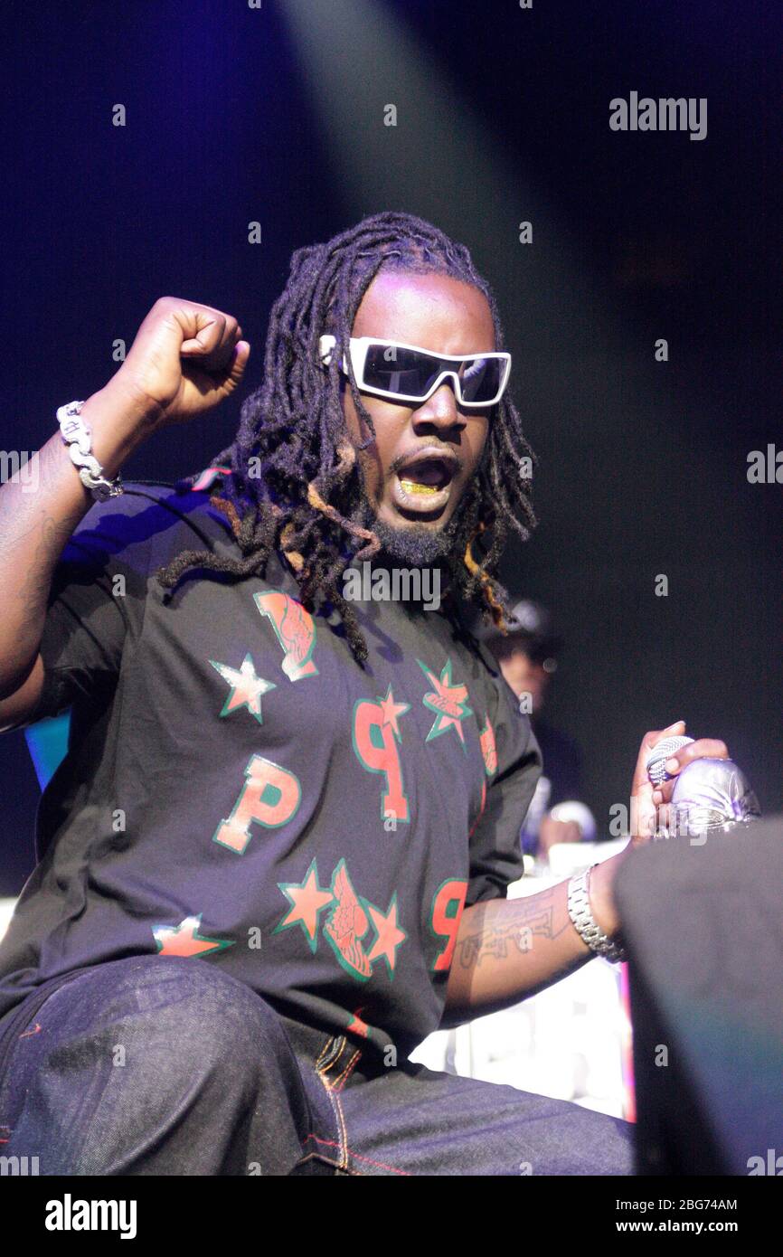 T-Pain performing at Powerhouse at the Wachovia Center in Philadelphia ...