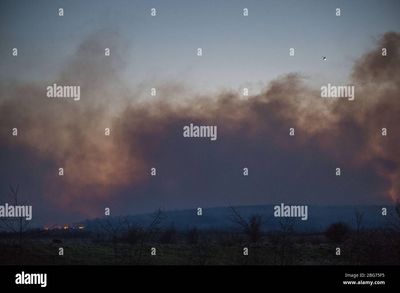 Dense smoke billows from glasgow wild fire hi-res stock photography and ...