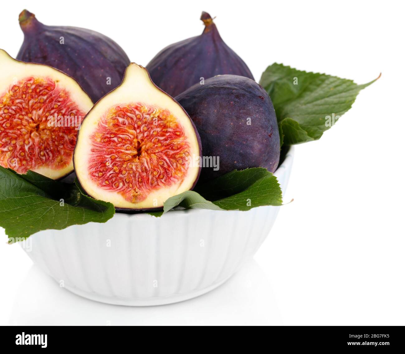 Ripe figs in bowl isolated on white Stock Photo - Alamy