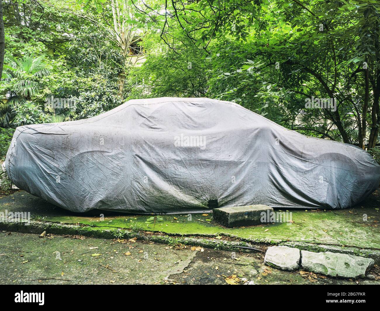 Car under tarpaulin cover hi-res stock photography and images - Alamy