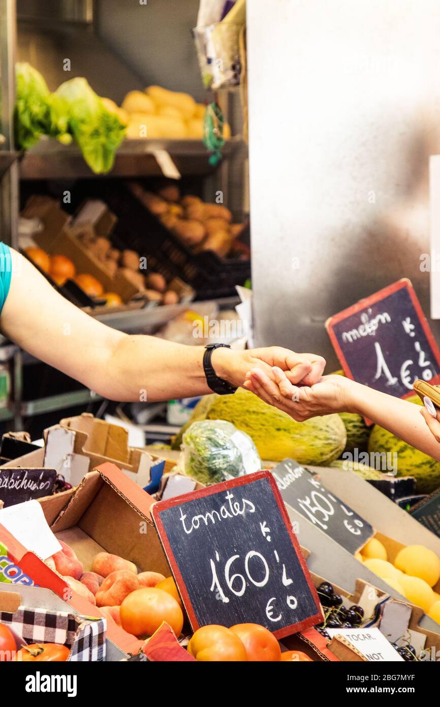 People paying with cash in a Market Stock Photo - Alamy