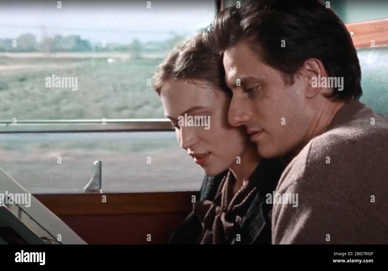 MARTIN EDEN, from left: Jessica Cressy, Luca Marinelli, 2019. © Kino ...