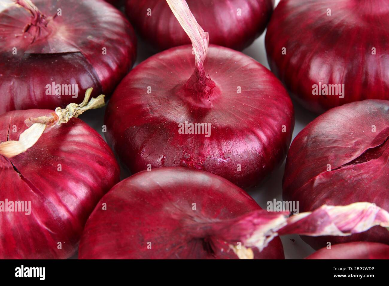 Fresh red onions close up Stock Photo - Alamy