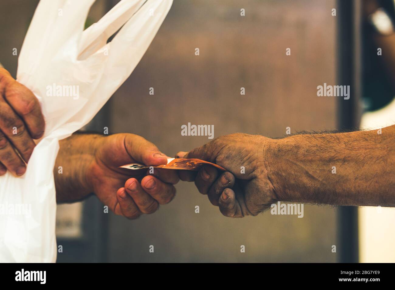 People paying with cash in a Market Stock Photo - Alamy