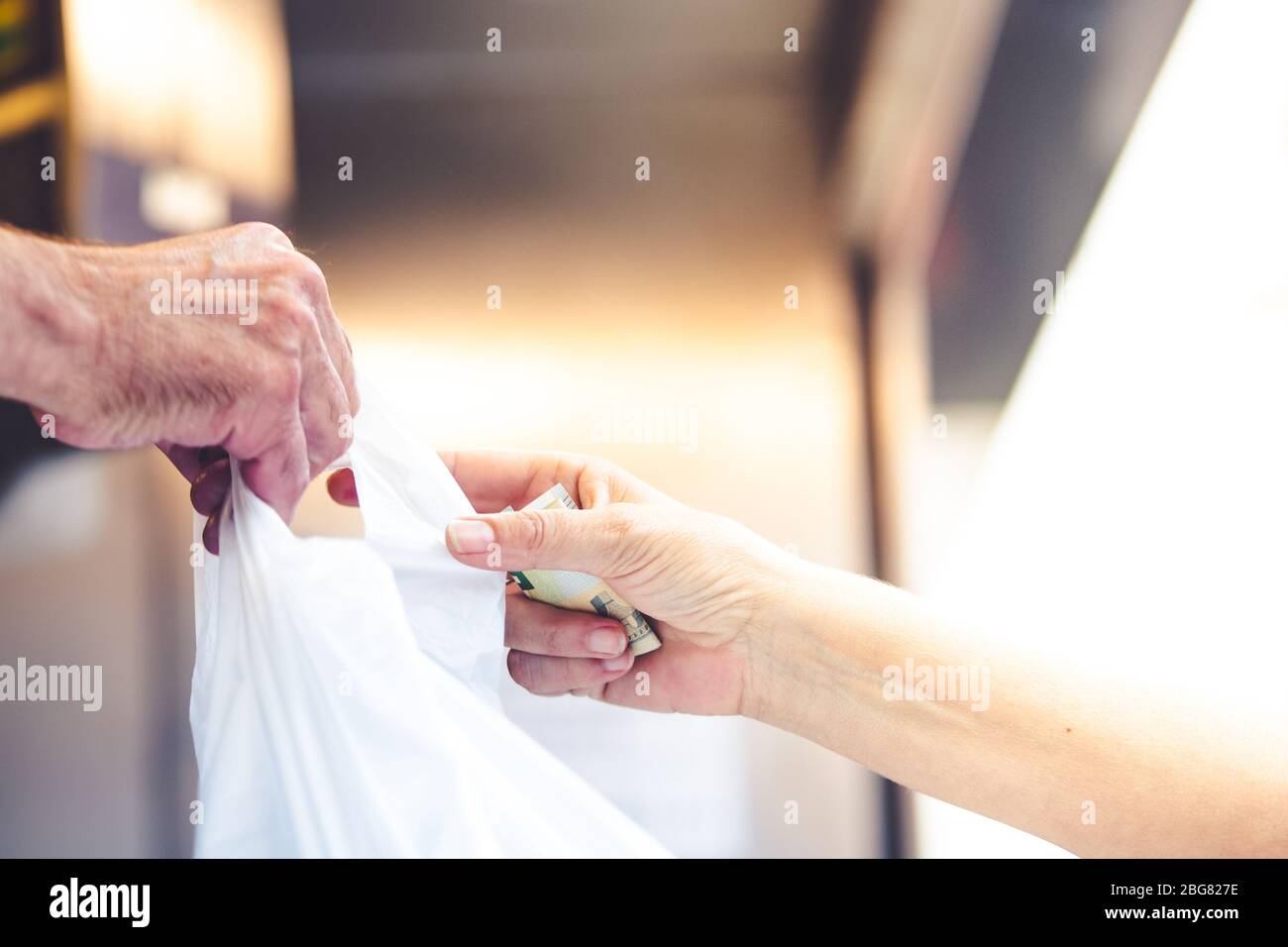 People paying with cash in a Market Stock Photo - Alamy