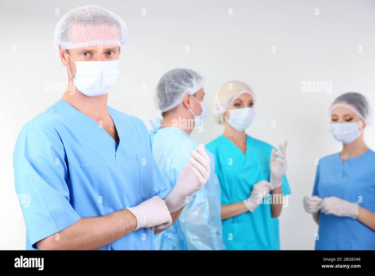 Portrait surgeons nurse standing arms hi-res stock photography and ...