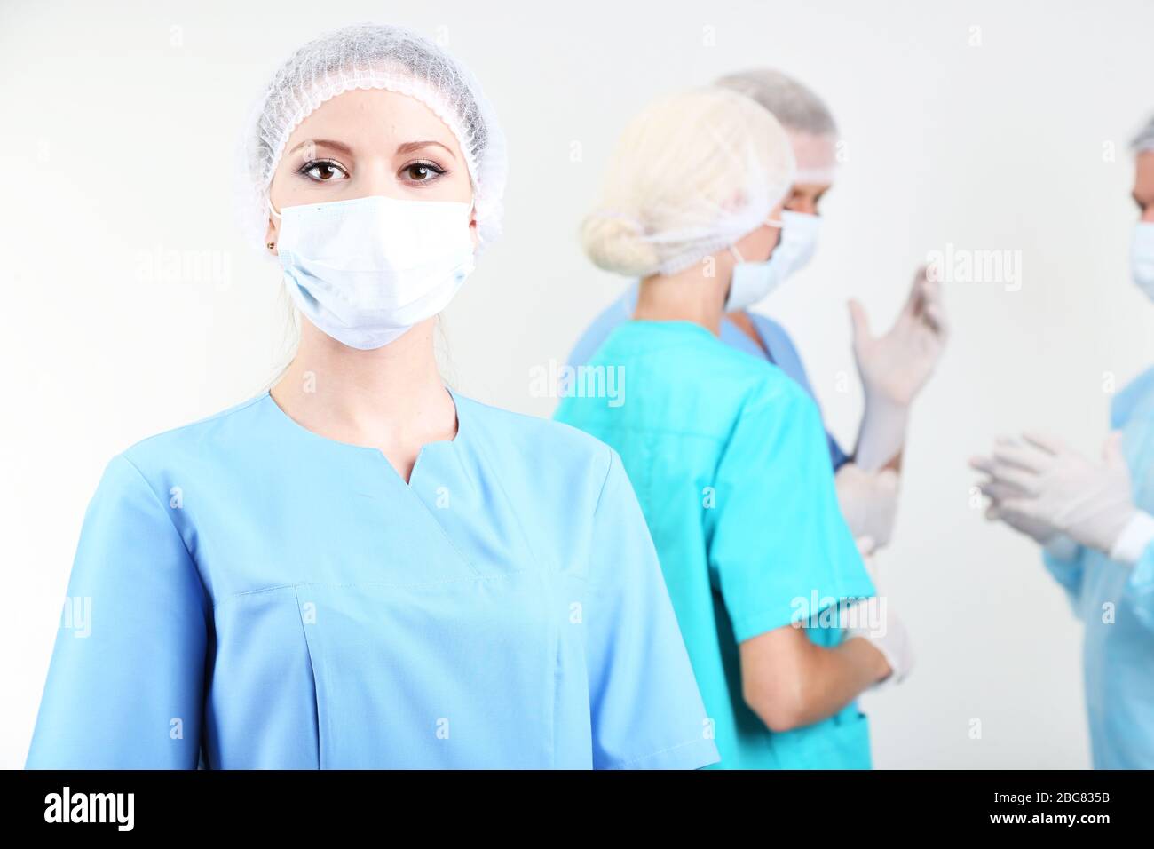 Portrait surgeons nurse standing arms hi-res stock photography and ...