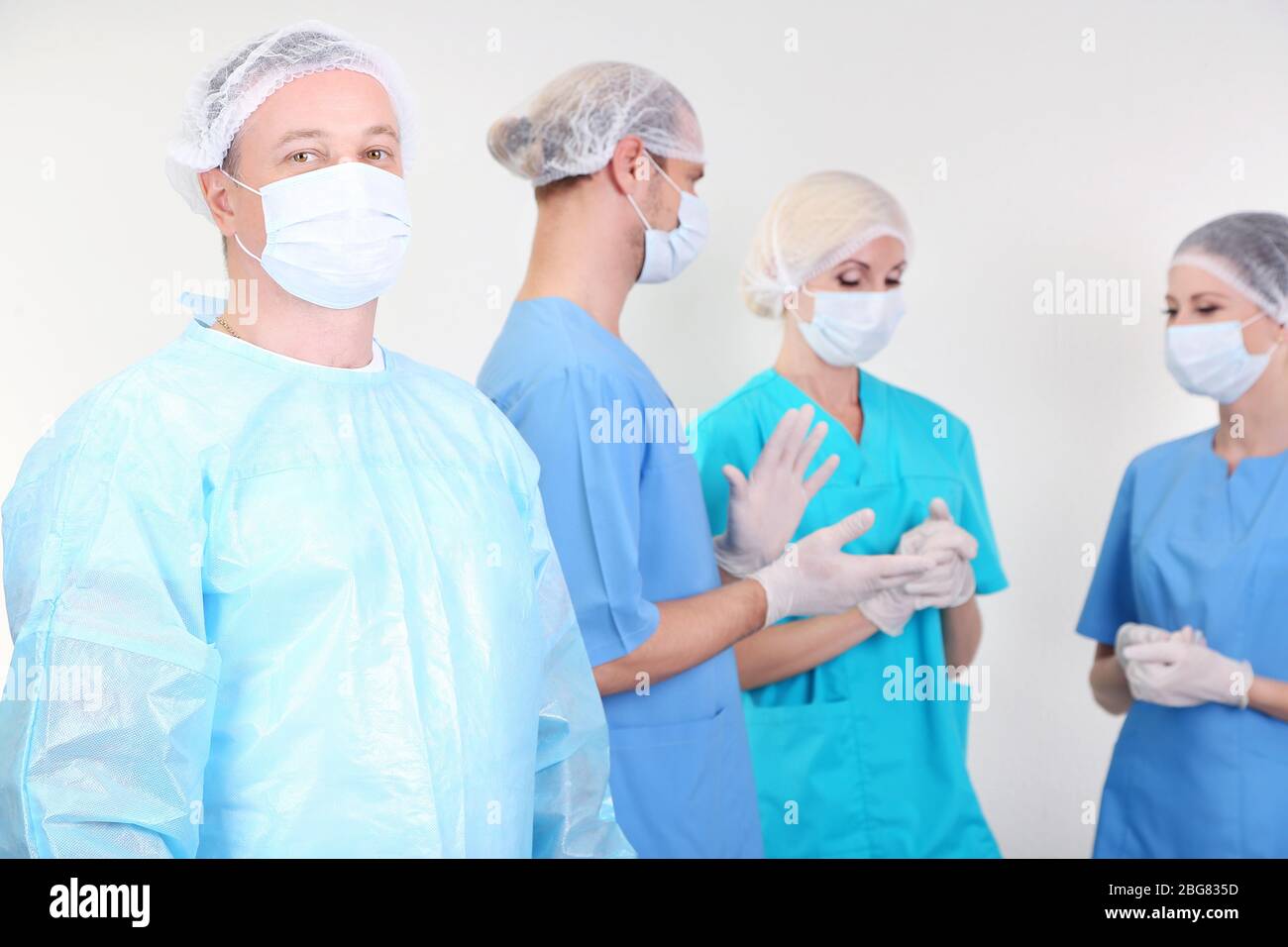 Portrait surgeons nurse standing arms hi-res stock photography and ...