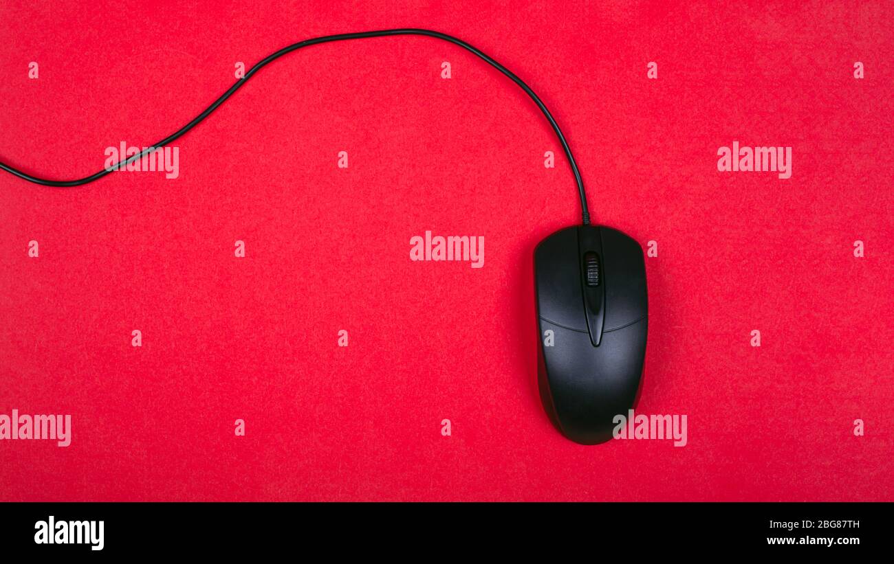 computer black mouse on red background top view Stock Photo - Alamy