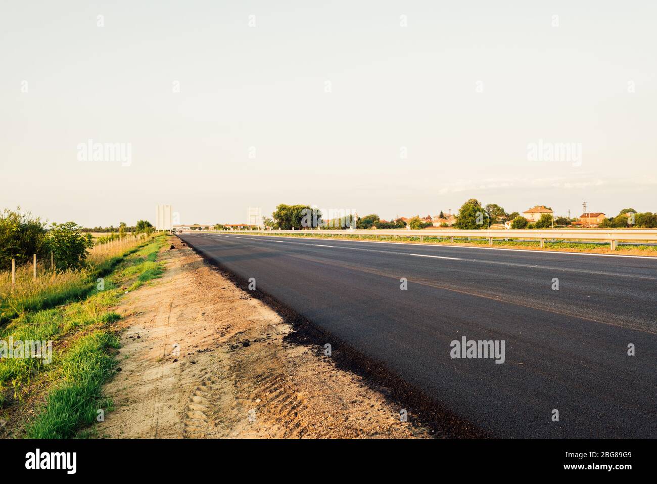 Empty roadway hi-res stock photography and images - Alamy