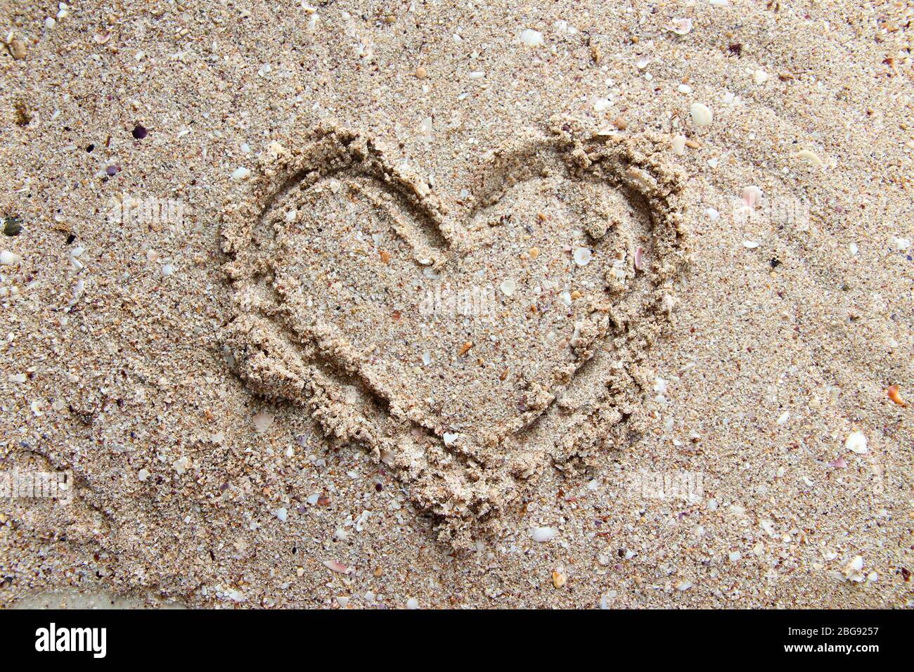 Picture heart on sand hi-res stock photography and images - Alamy