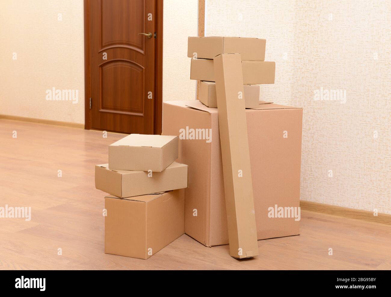 Empty room with stack of cartons: moving house concept Stock Photo - Alamy
