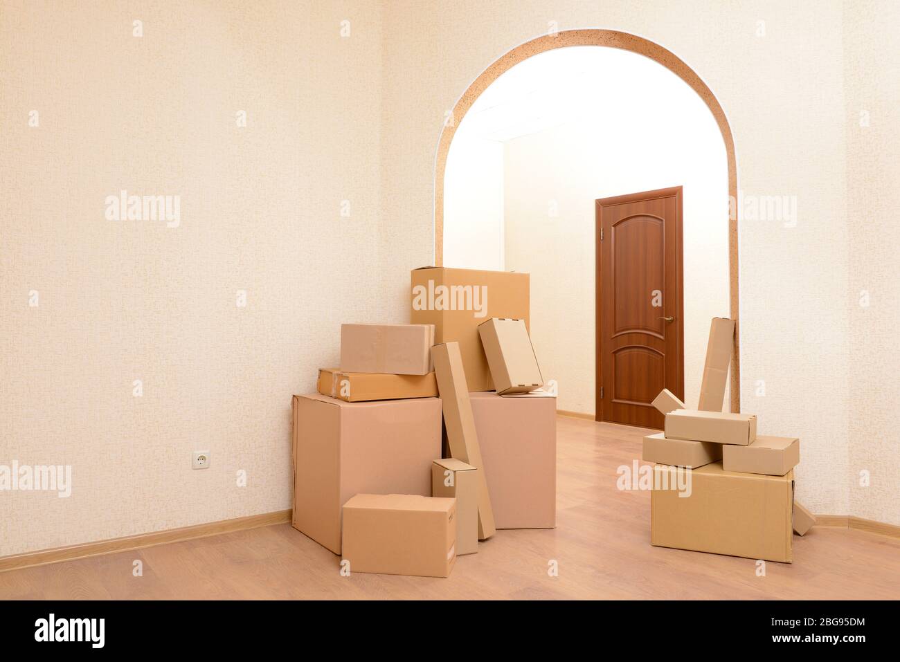 Empty room with stack of cartons: moving house concept Stock Photo - Alamy