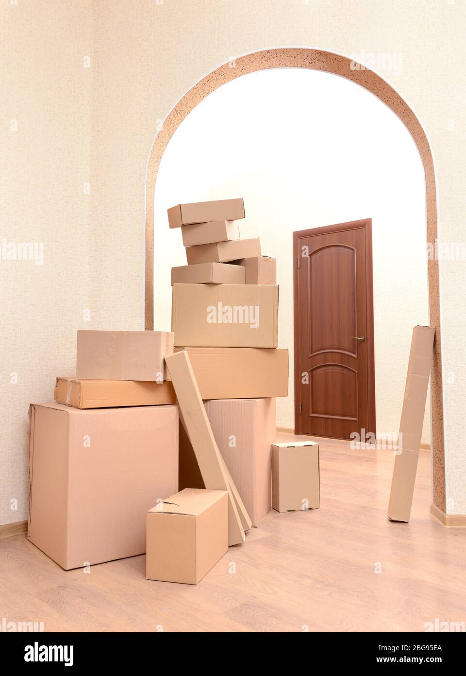 Empty room with stack of cartons: moving house concept Stock Photo - Alamy