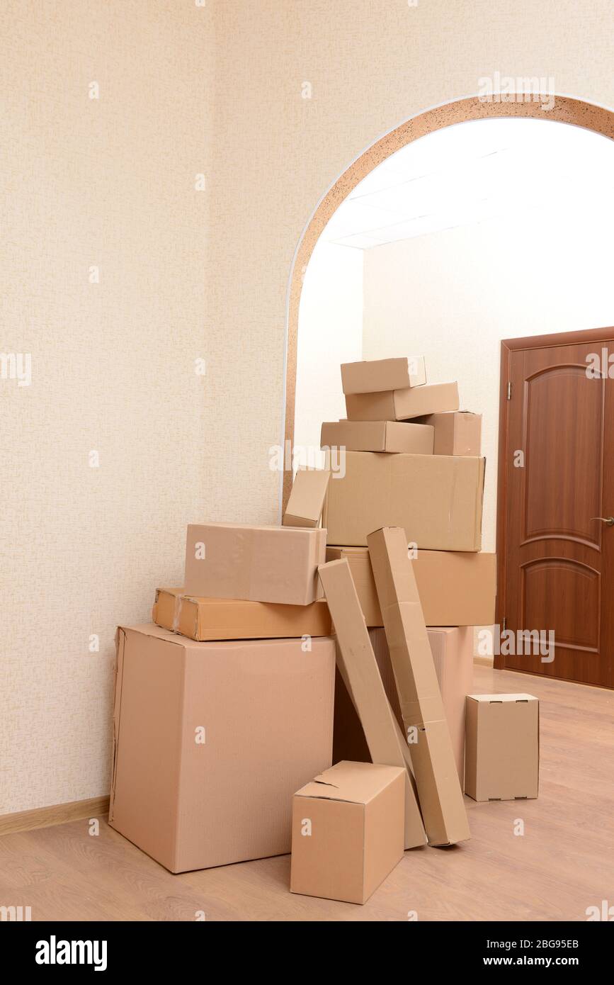 Empty room with stack of cartons: moving house concept Stock Photo - Alamy