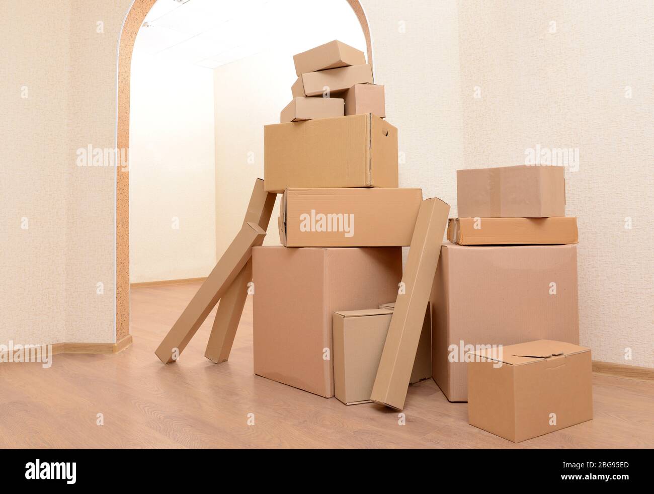 Empty room with stack of cartons: moving house concept Stock Photo - Alamy