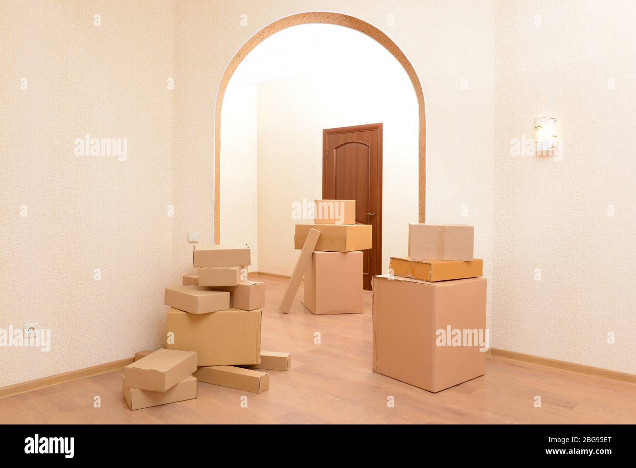 Empty room with stack of cartons: moving house concept Stock Photo - Alamy
