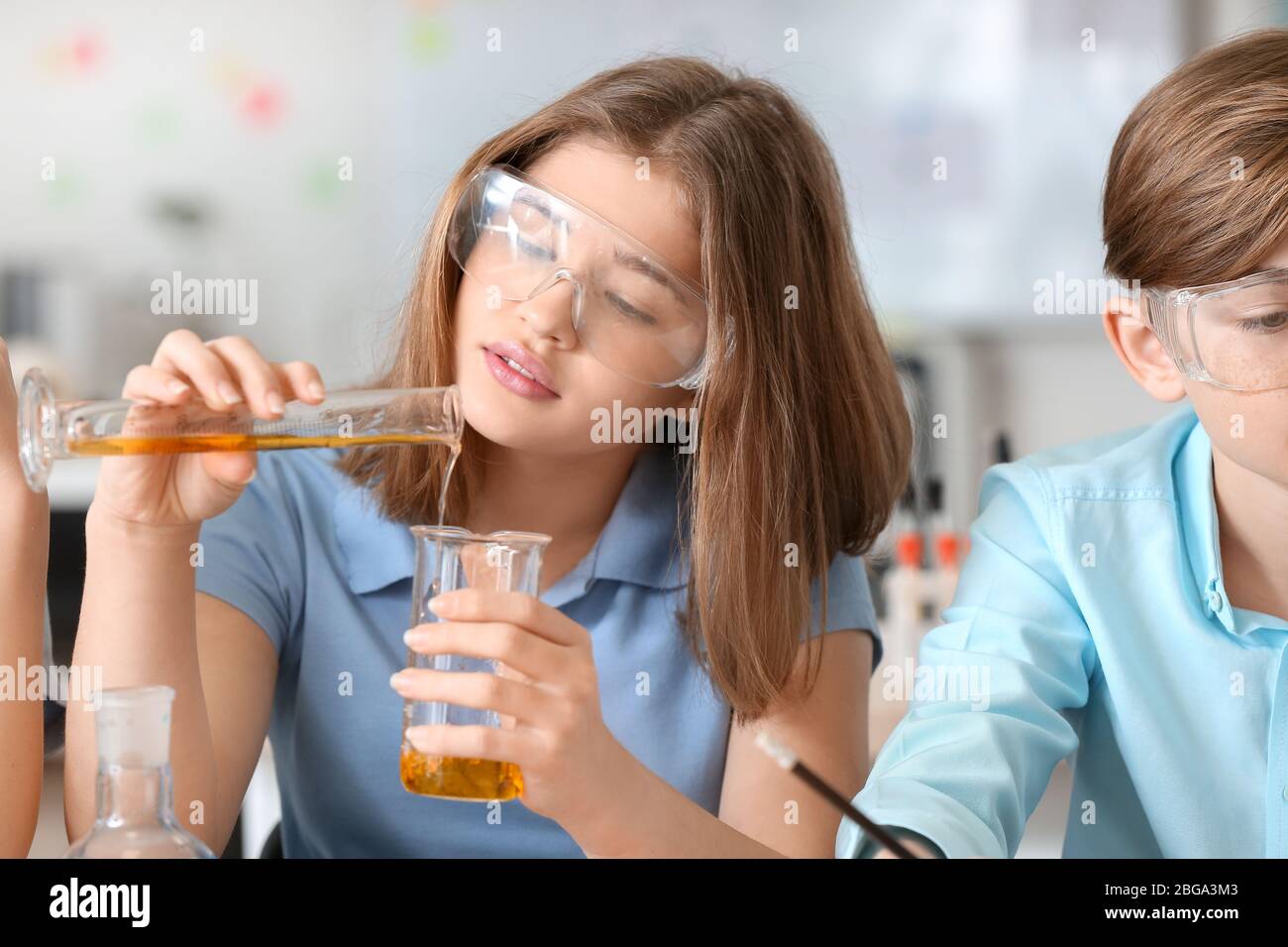 Pupils at chemistry lesson in classroom Stock Photo - Alamy