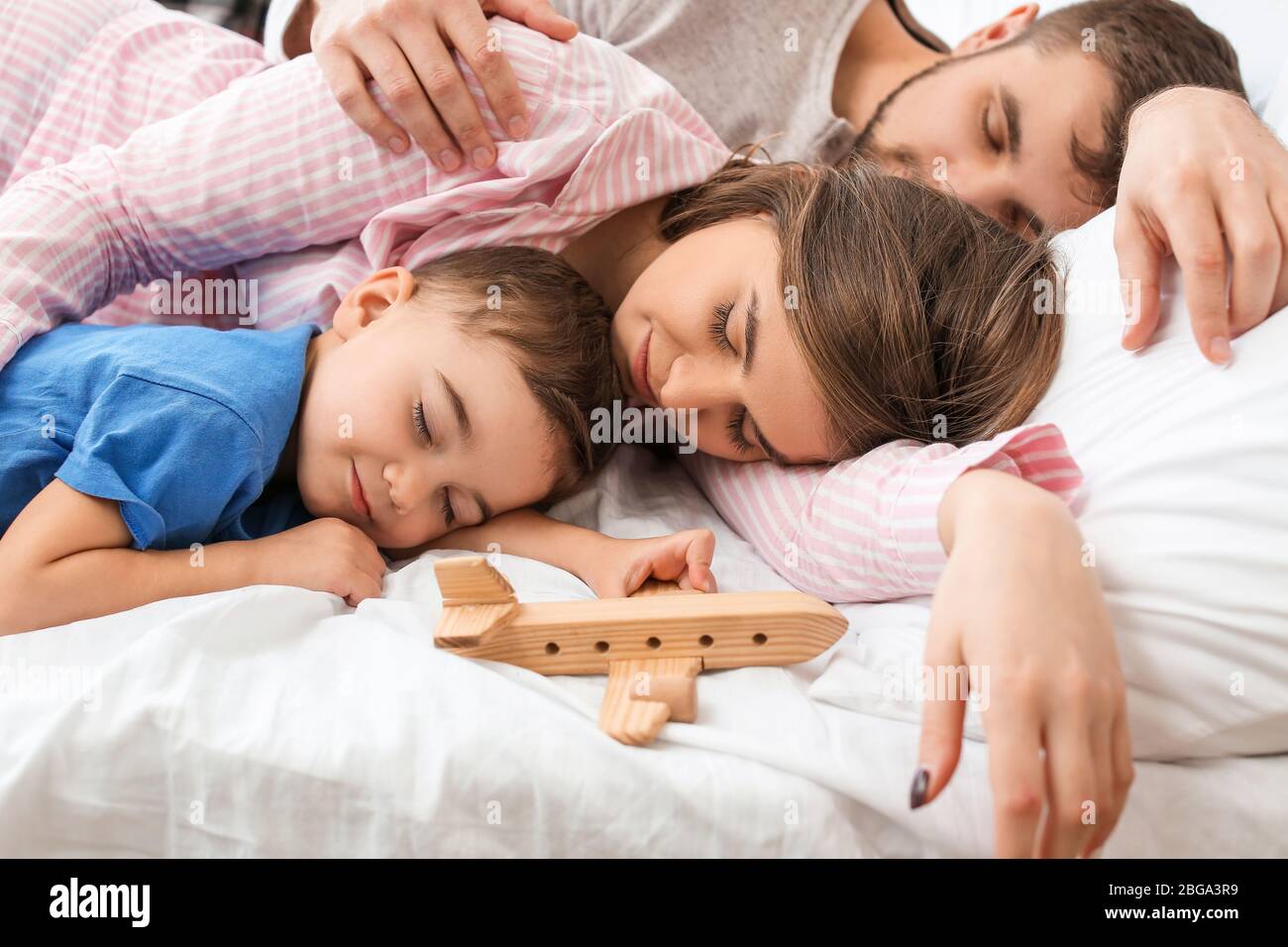 Family sleeping in bed hi-res stock photography and images - Alamy