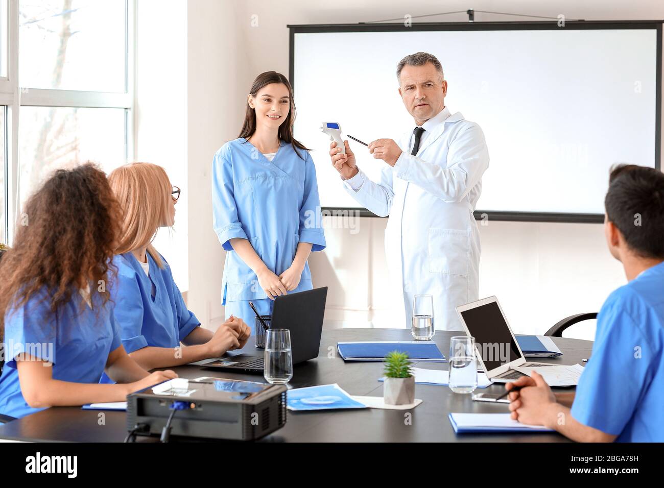 Lecturer teaching hospital students hi-res stock photography and images ...