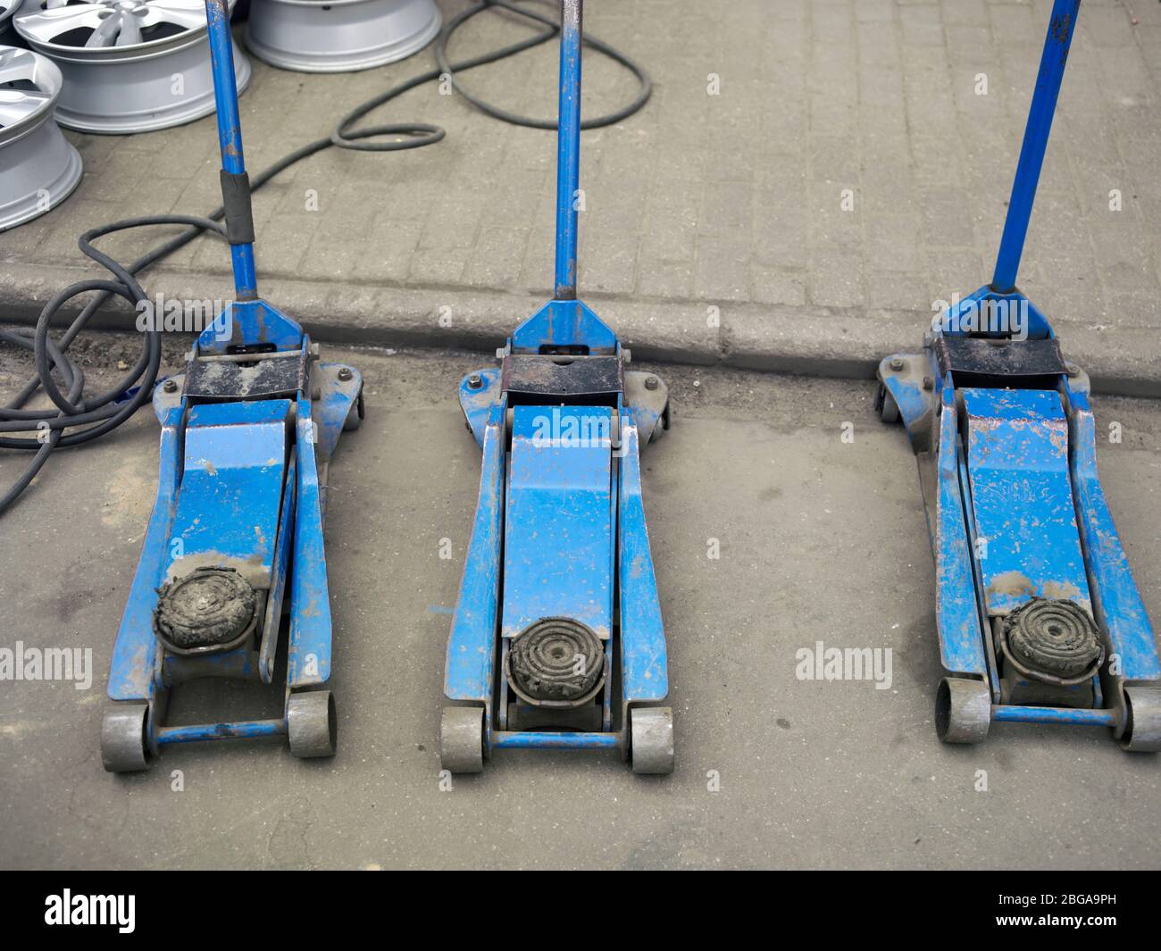 Hydraulic jacks hi-res stock photography and images - Alamy