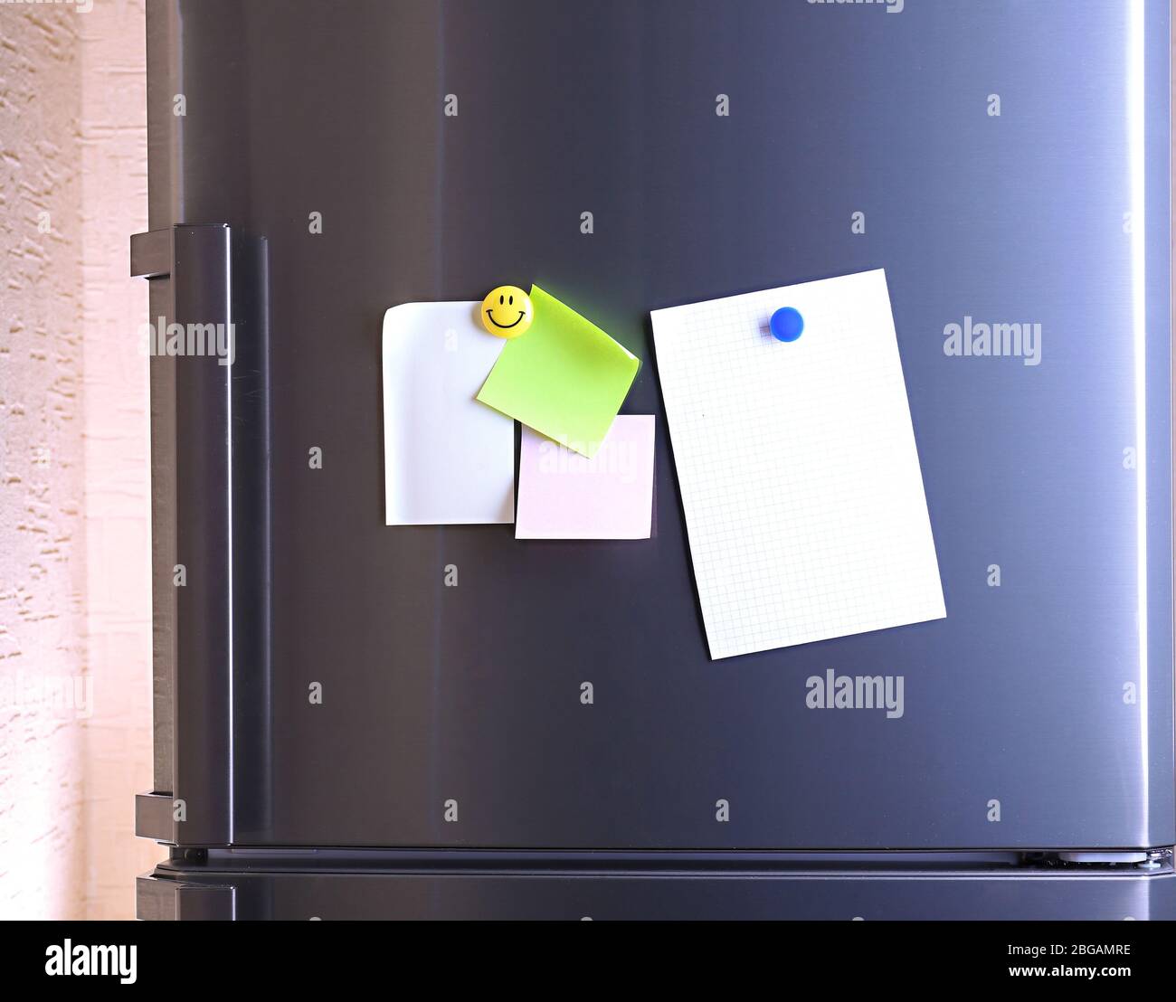 Empty paper sheets on fridge door Stock Photo - Alamy