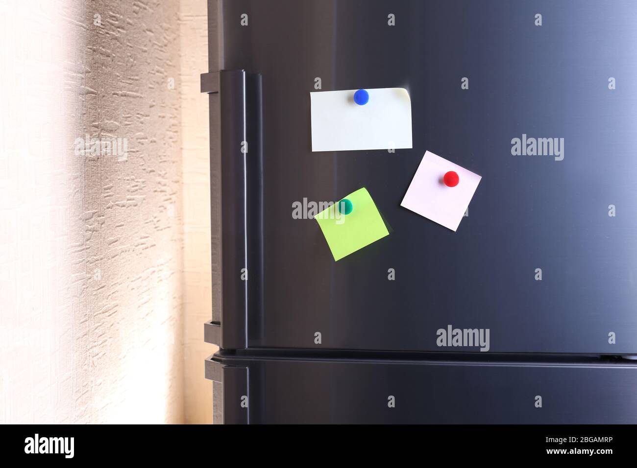 Empty paper sheets on fridge door Stock Photo - Alamy