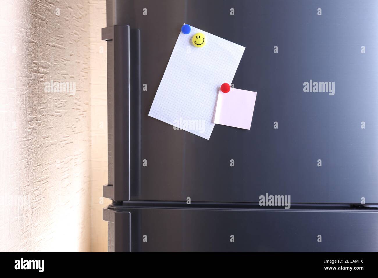 Empty paper sheets on fridge door Stock Photo - Alamy
