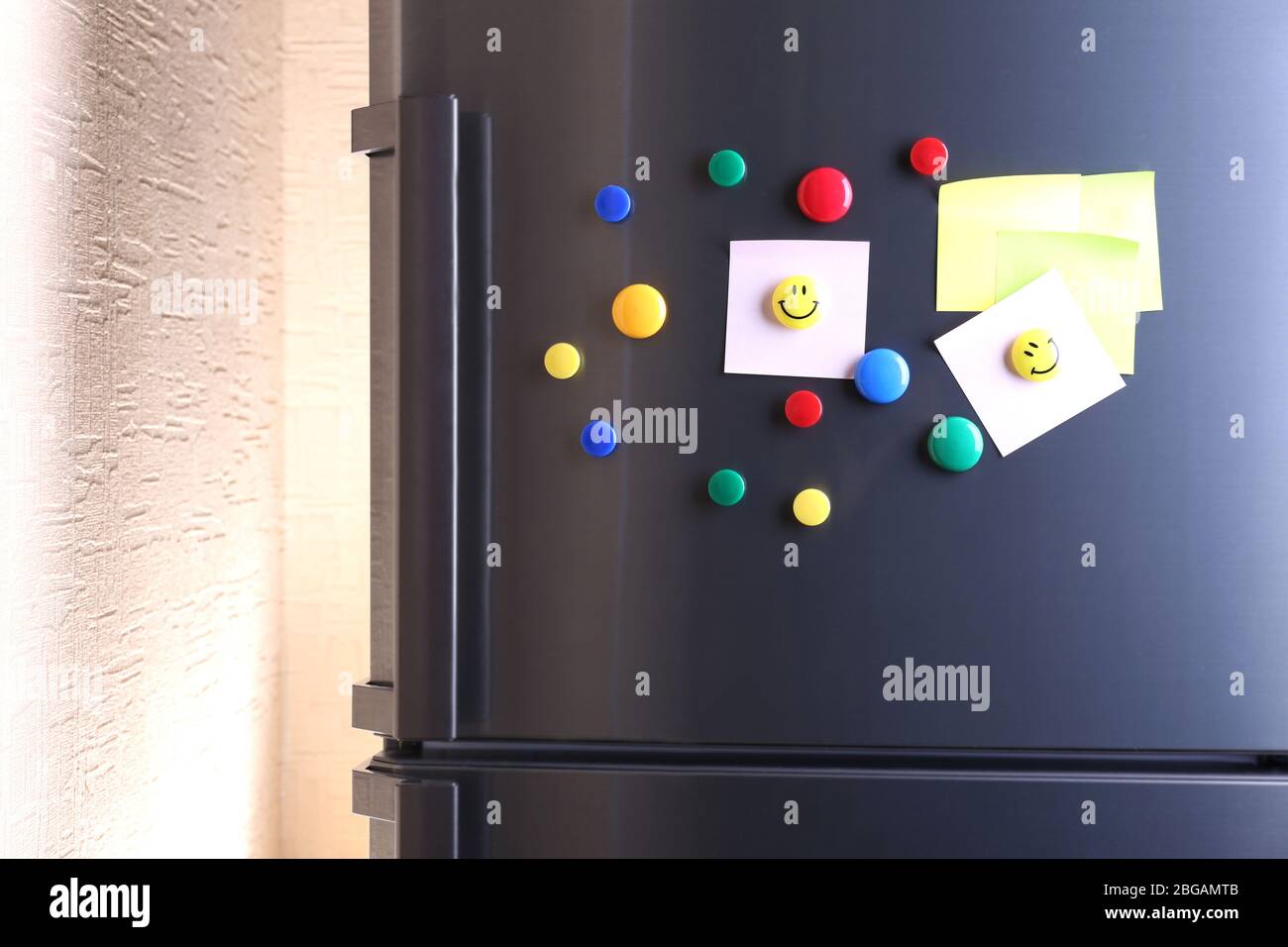 Empty paper sheets and colorful magnets on fridge door Stock Photo - Alamy