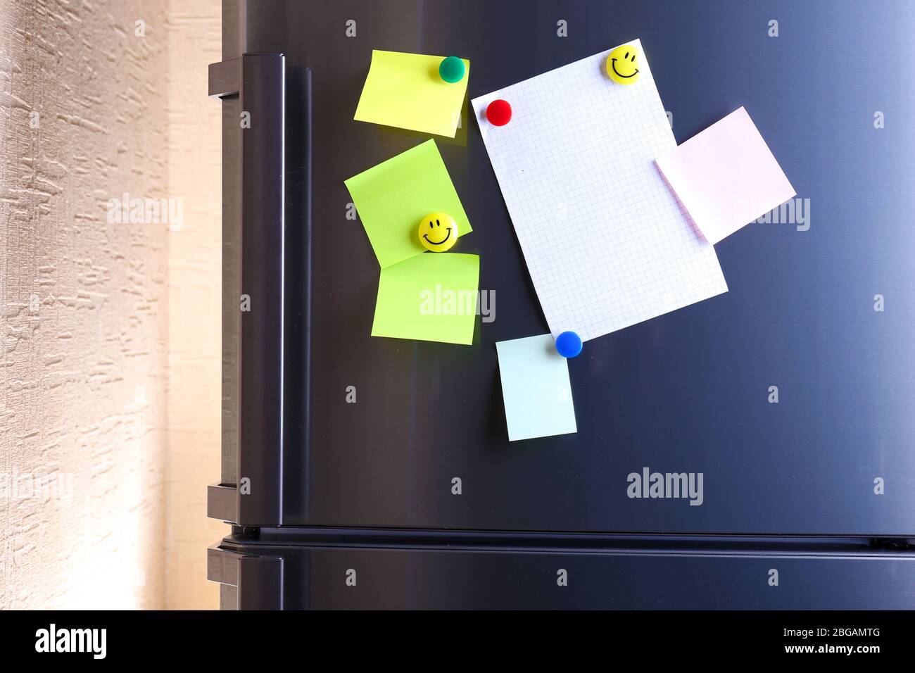 Empty paper sheets on fridge door Stock Photo - Alamy