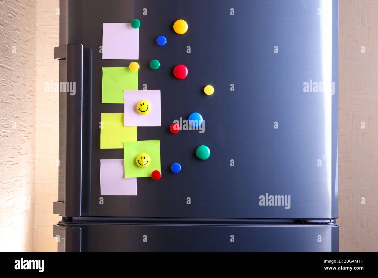 Empty paper sheets and colorful magnets on fridge door Stock Photo - Alamy