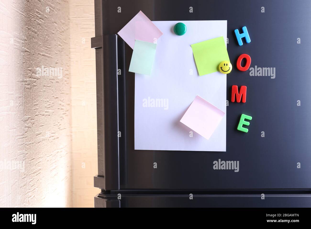 Empty paper sheets on fridge door Stock Photo - Alamy