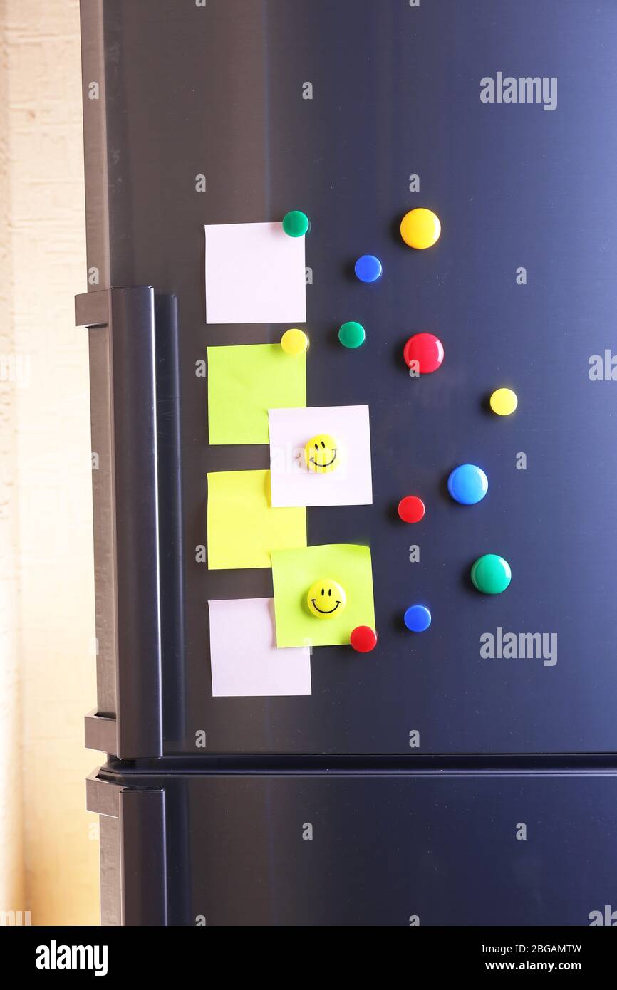 Empty paper sheets and colorful magnets on fridge door Stock Photo - Alamy