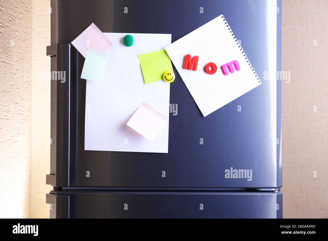 Empty paper sheets on fridge door Stock Photo - Alamy