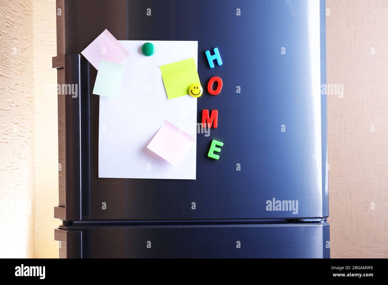 Empty paper sheets on fridge door Stock Photo - Alamy