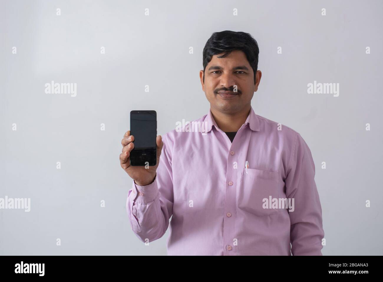 Indian man showing phone hi-res stock photography and images - Alamy