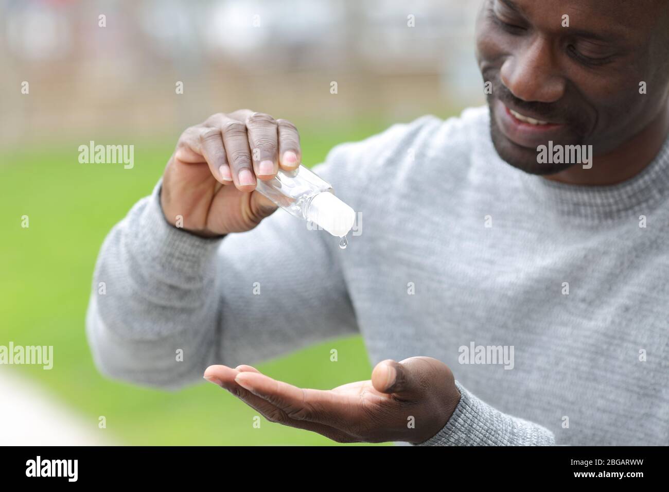 Guy washing his hands hi-res stock photography and images - Alamy