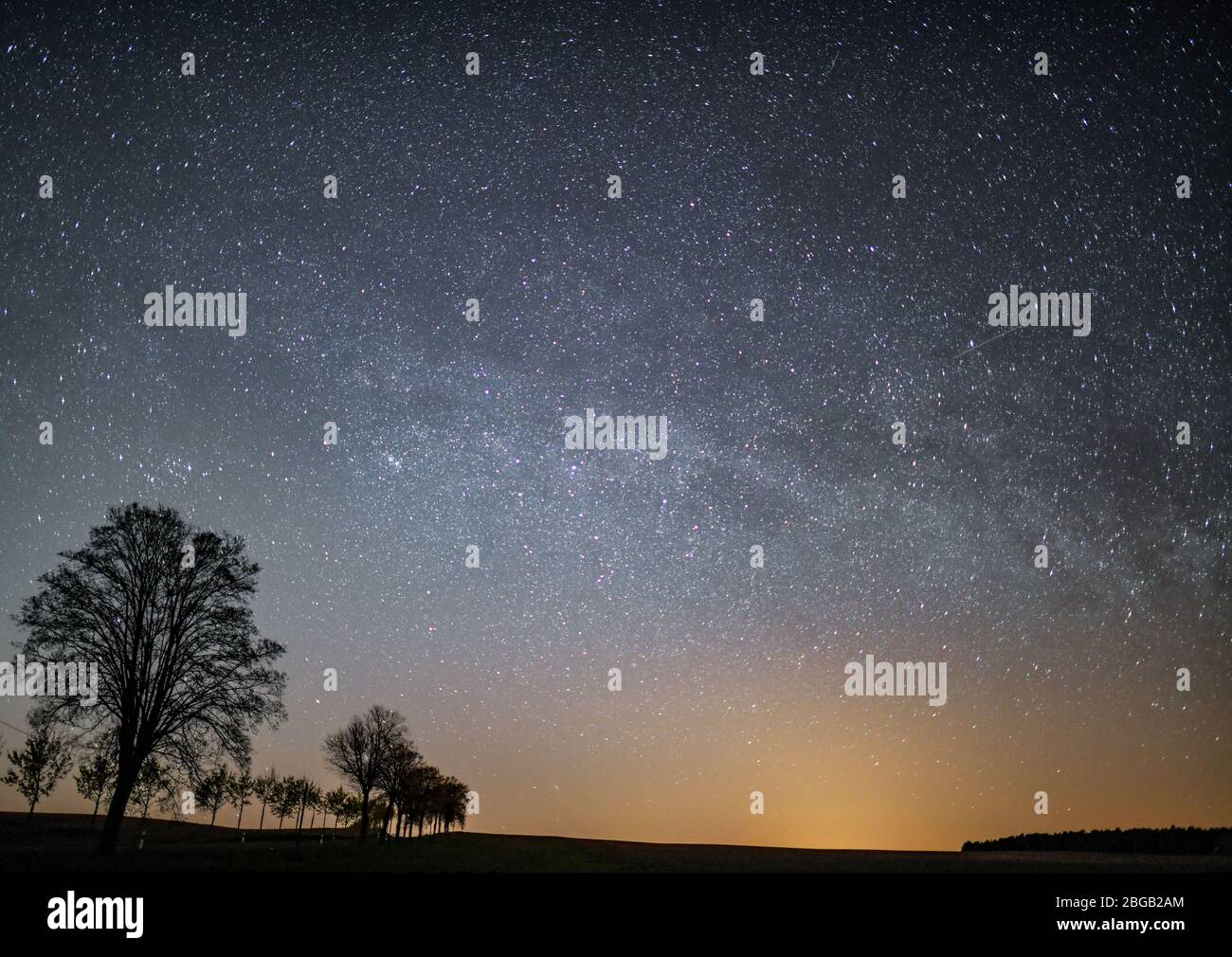 Petersdorf, Germany. 20th Apr, 2020. The starry sky shines over the ...
