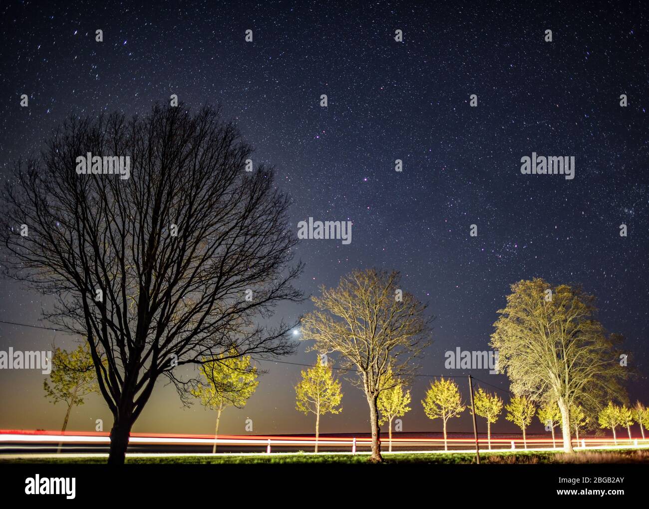 Petersdorf, Germany. 20th Apr, 2020. The starry sky shines in the night ...