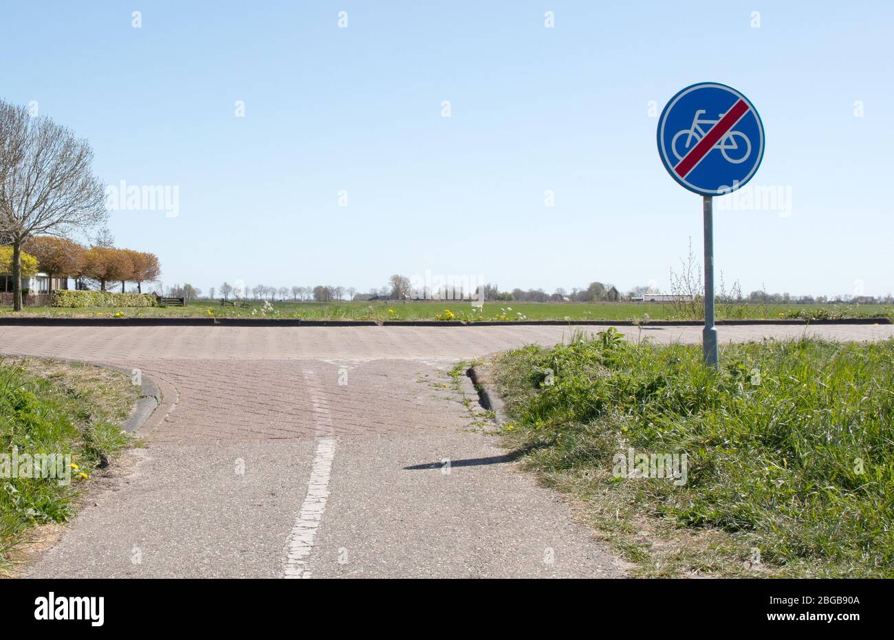 B40 - End of bicycle zone. Road sign indicating the end of the ...
