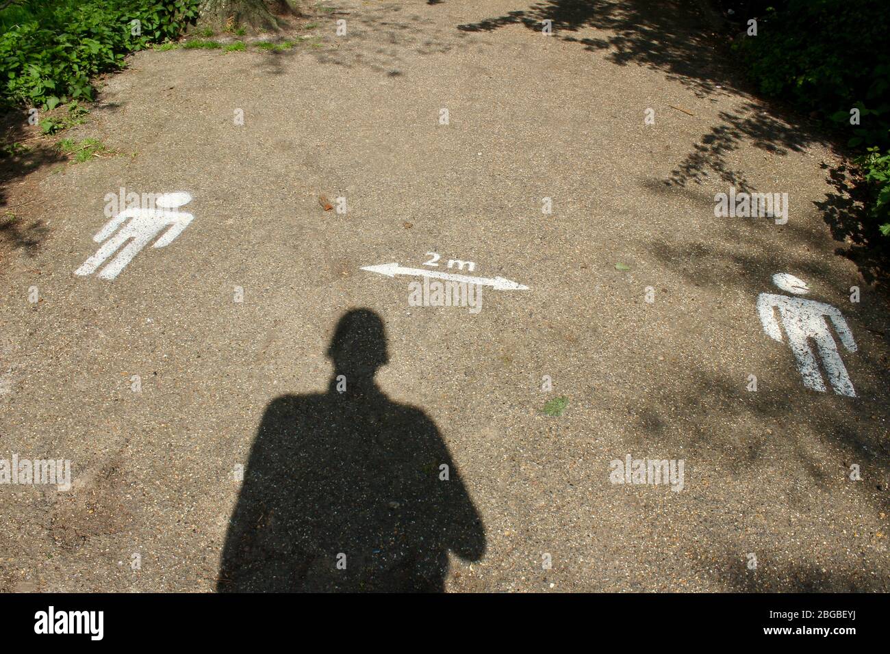 Shadow 2 people hi-res stock photography and images - Alamy