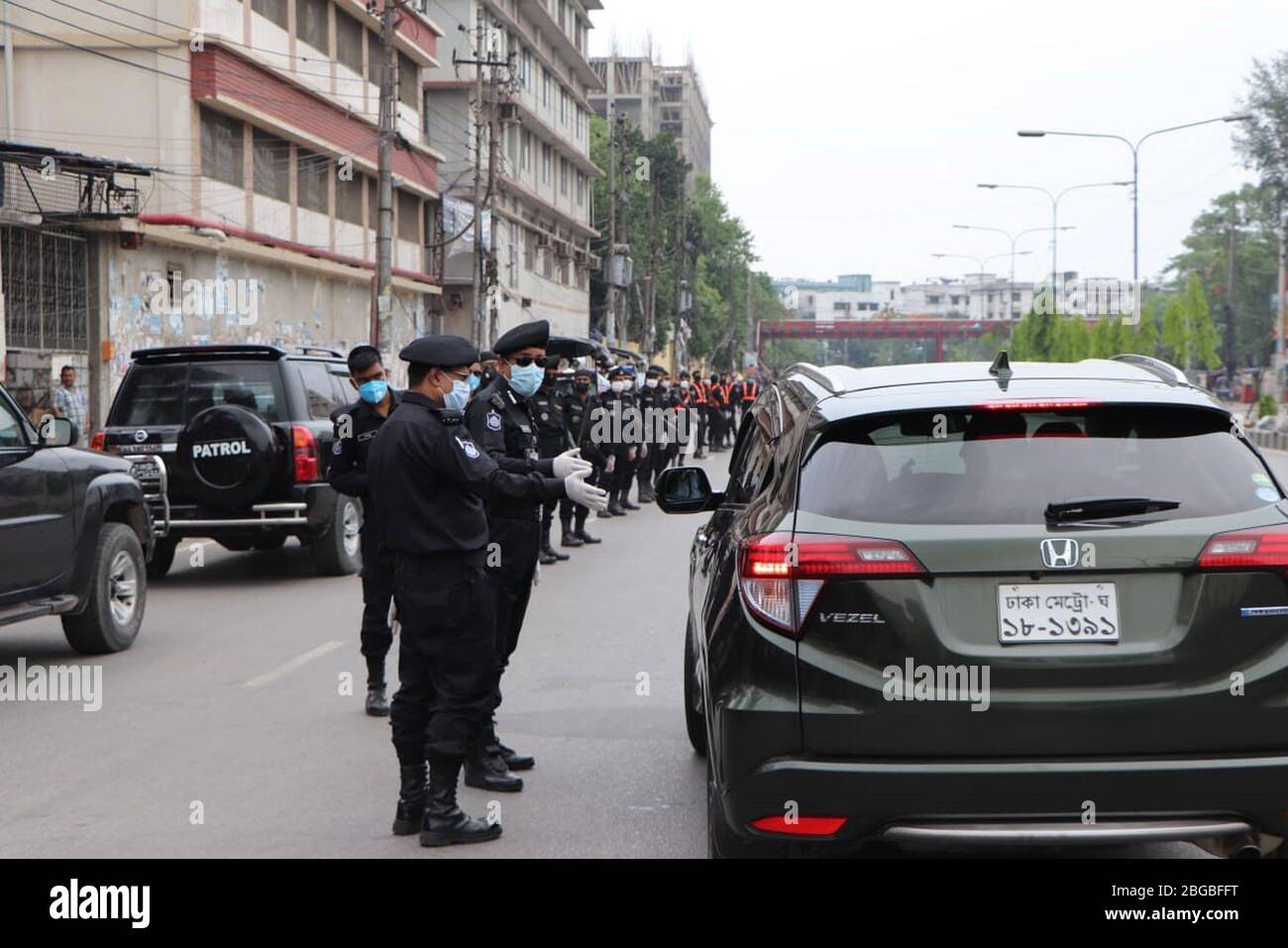 (200421) -- DHAKA, April 21, 2020 (Xinhua) -- Members of Bangladesh's ...