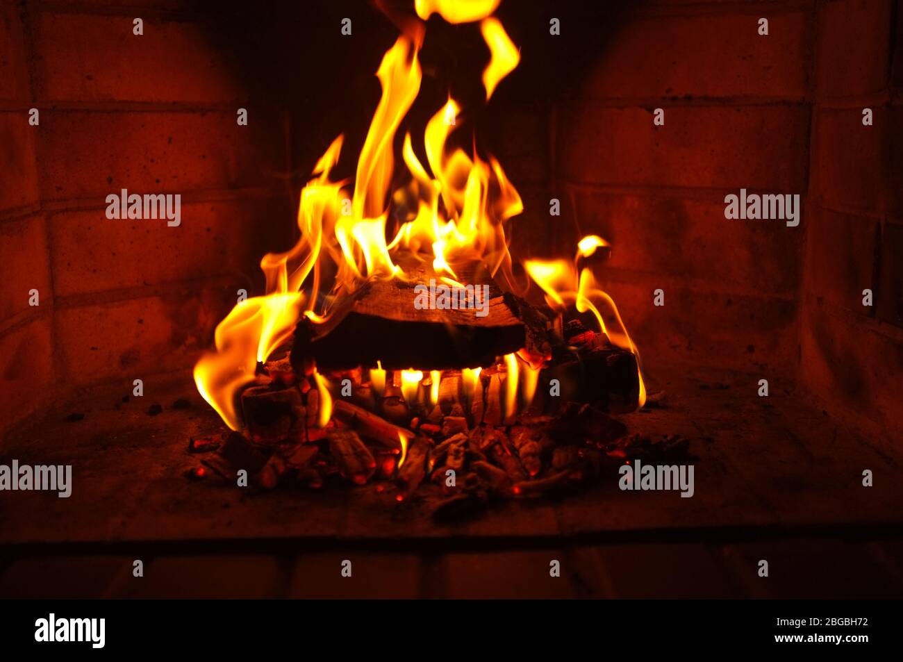 Fire in fireplace close hi-res stock photography and images - Alamy