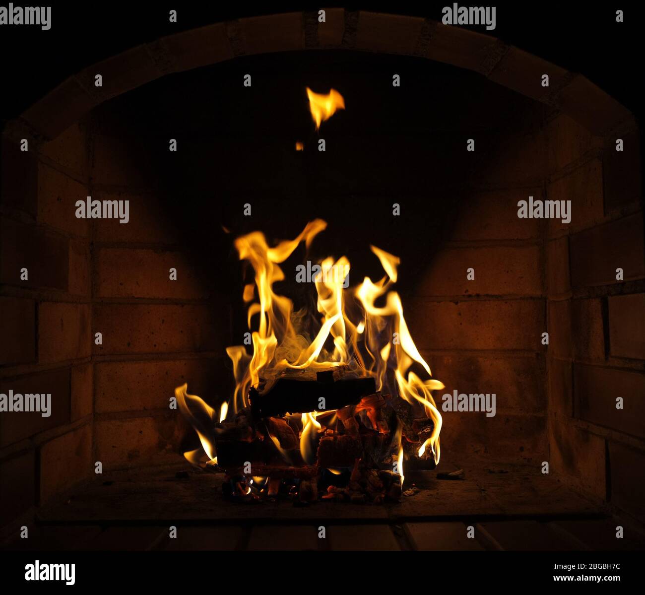 Flaming fireplace living room hi-res stock photography and images - Alamy