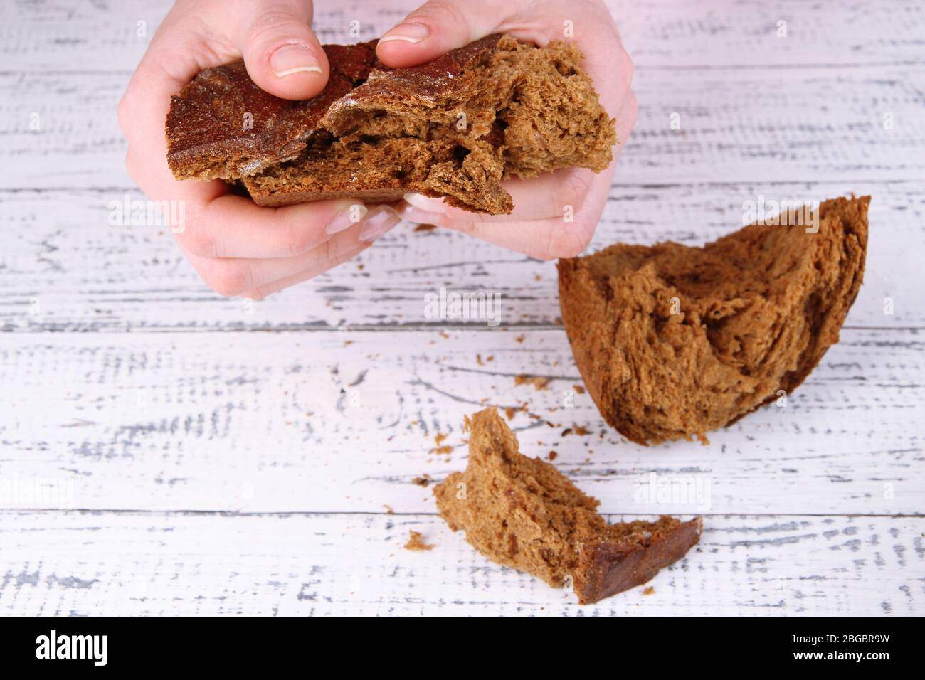 Hands breaking bread hi-res stock photography and images - Alamy