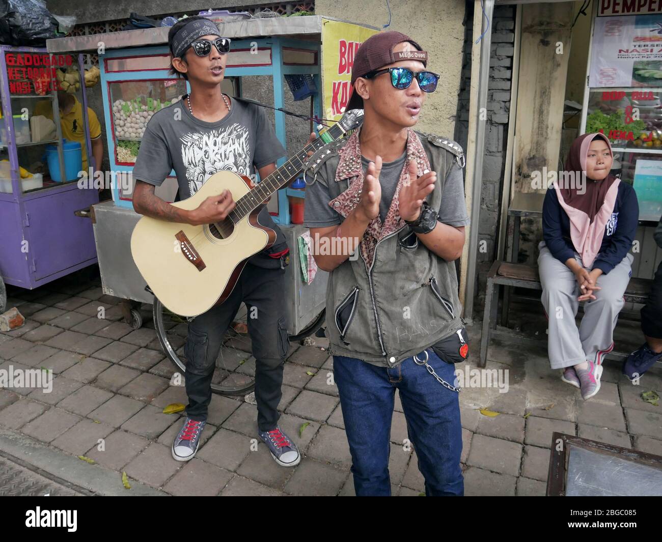 A street musician performing hi-res stock photography and images - Alamy