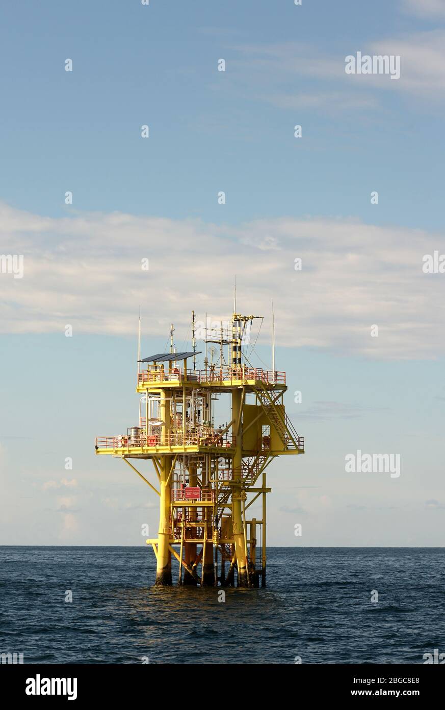 Oil rig platform hi-res stock photography and images - Alamy
