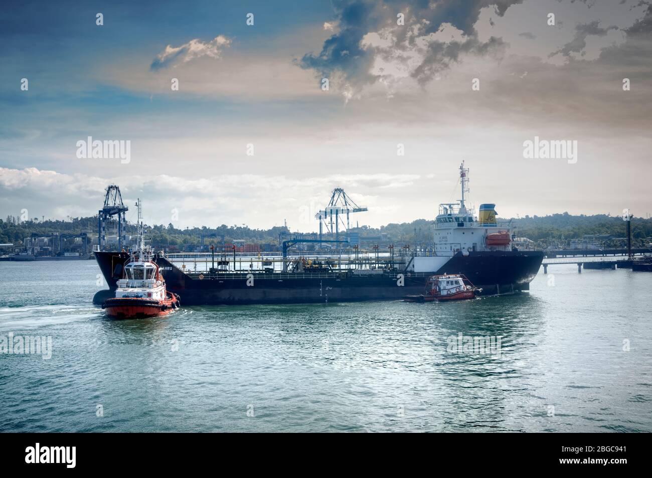 vessel discharge cargo at port Stock Photo - Alamy