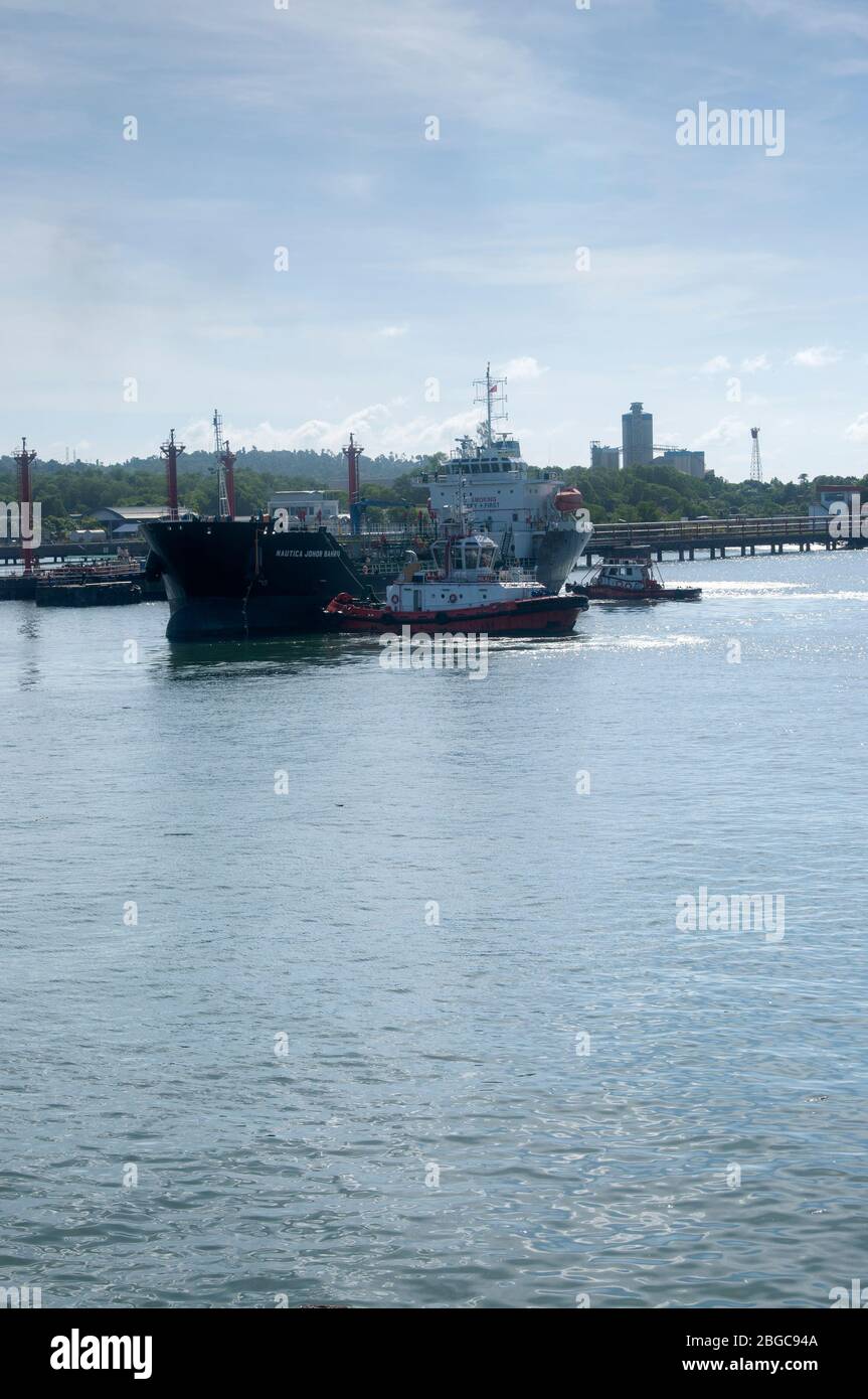 vessel discharge cargo at port Stock Photo - Alamy